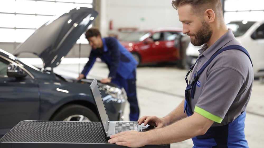 Q Service Castrol współpracuje z influencerami | autoEXPERT