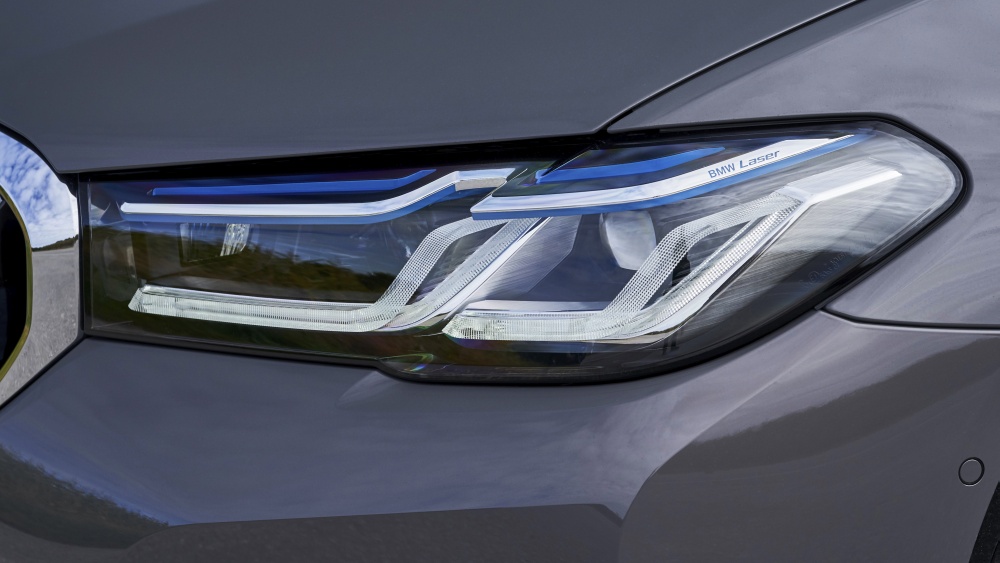 Reflektory Hella – Matrix LED z laserem | autoEXPERT